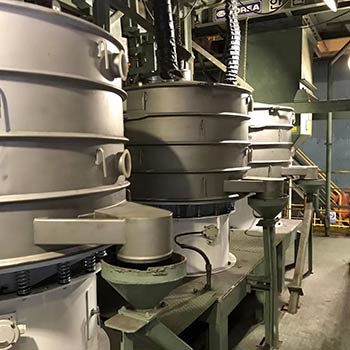 Rotary vibrating sieve with fully enclosed structure Bouncing ball cleaning